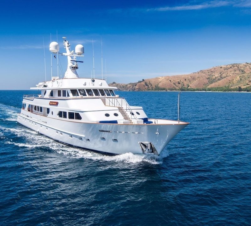 MAVERICK Yacht Charter Details, Sterling Shipyards | CHARTERWORLD ...